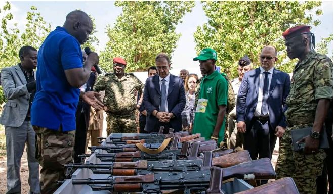 Respublica Africae Mediae: Novae rationes ad arma intra patriam ...